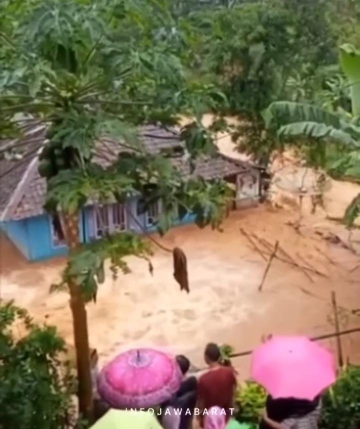 Puluhan Rumah Warga Sukanagara Cianjur Terendam Banjir Puluhan Rumah Warga Sukanagara Cianjur Terendam Banjir
