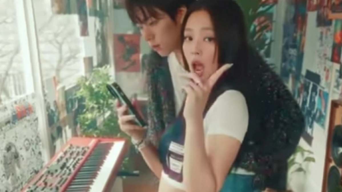 Lirik Lagu SPOT Jenny yang dinyanyikan Duet Bersama Zico dan Terjemahannya